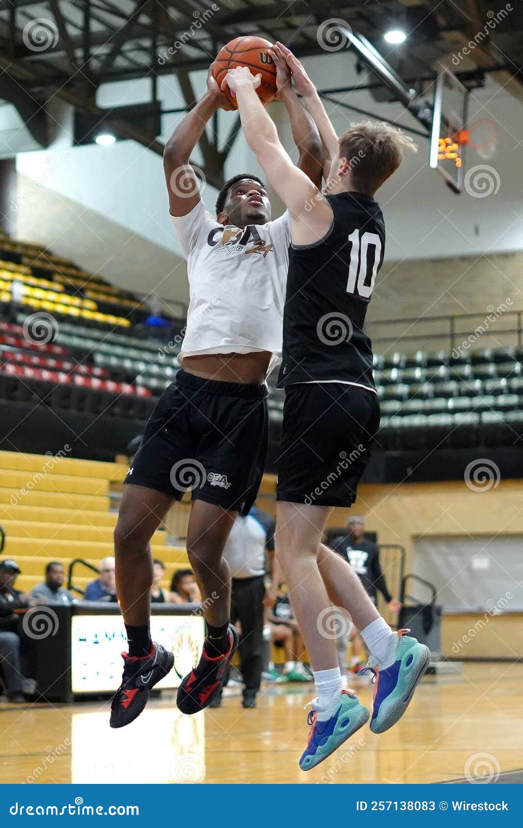 Basketball Player Dunking the Ball into the Hoop Editorial Stock Photo ...