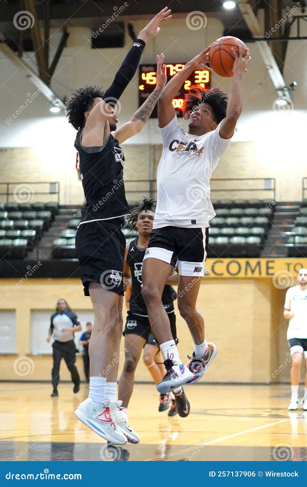 Basketball Player Shooting the Ball into the Hoop Editorial Photo ...