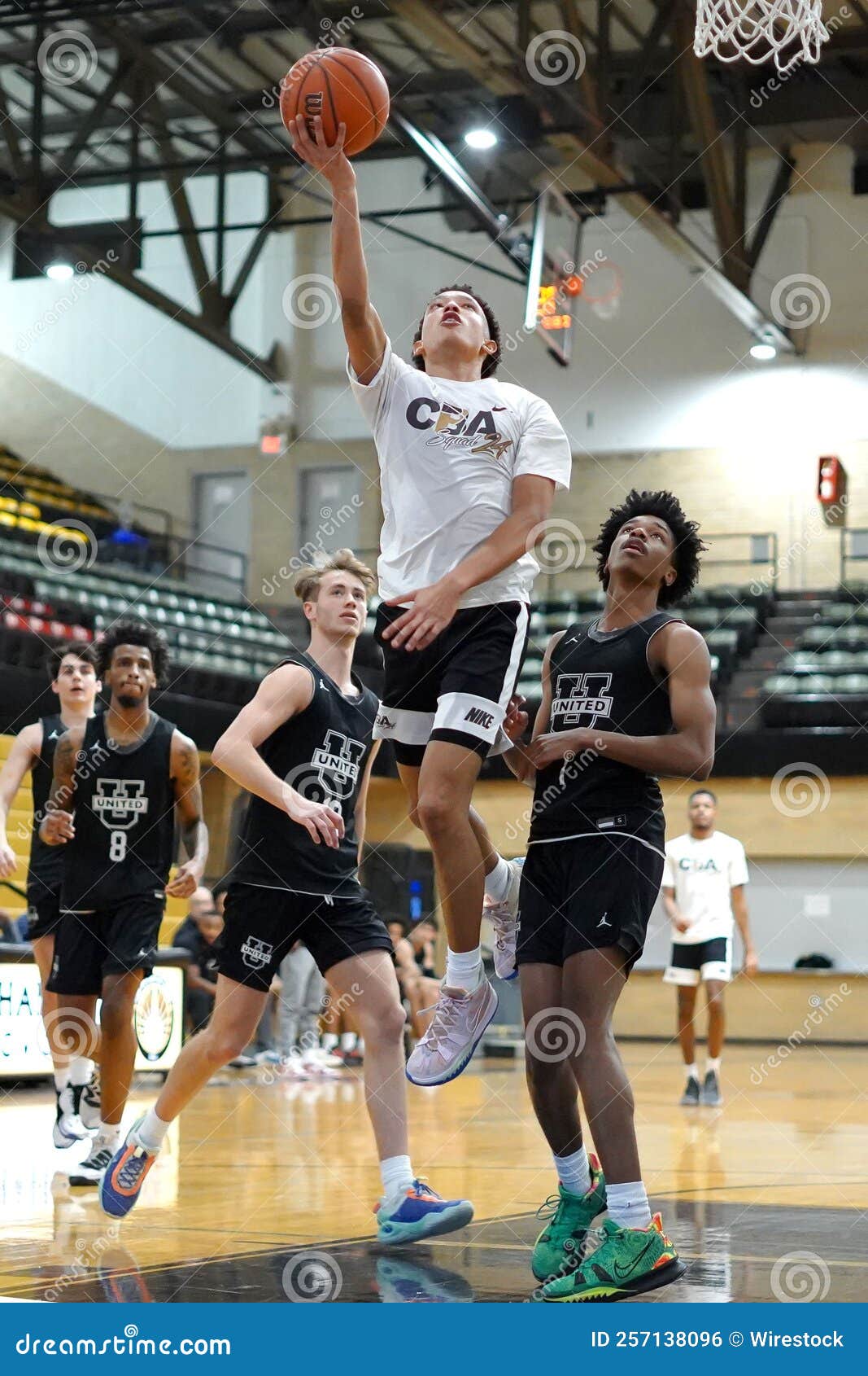 Basketball Player Shooting the Ball into the Hoop Editorial Photo ...