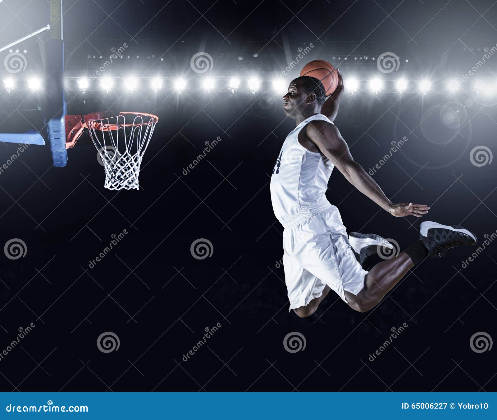 Basketball-Spieler, Der Einen Slam Dunk-Korb Erzielt Stockbild - Bild ...