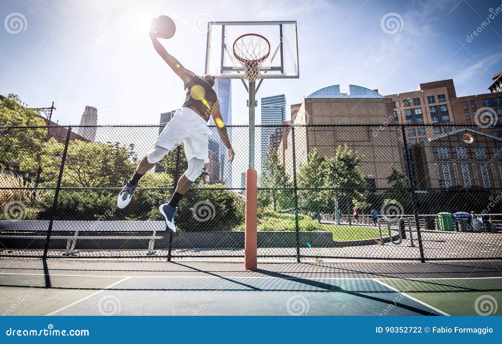 Basketball-Spieler, Der Stark Spielt Stockfoto - Bild von gericht ...