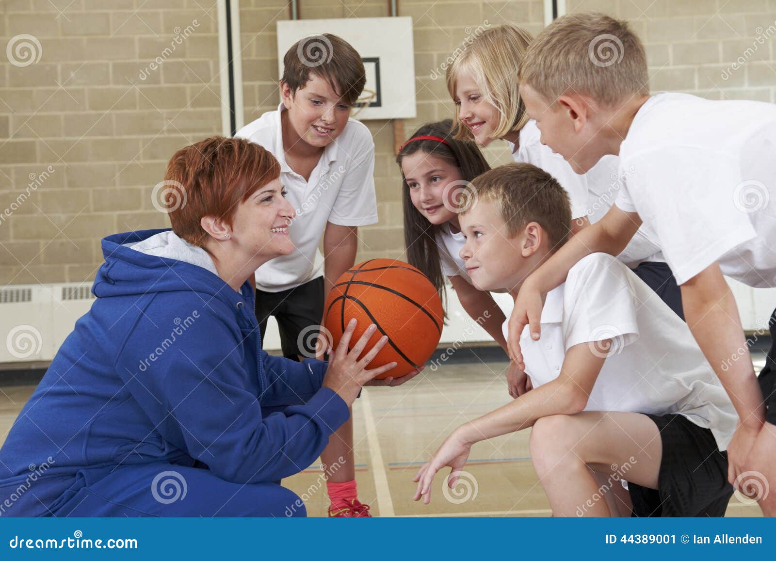 Basketball-Team Trainer-Giving Team Talk To Elementary School Stockbild ...