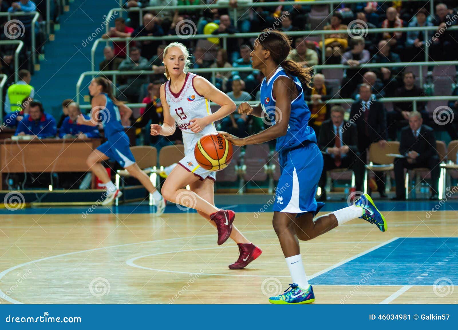 Basketmatch, redaktionell bild. Bild av muskel, spelare - 46034981