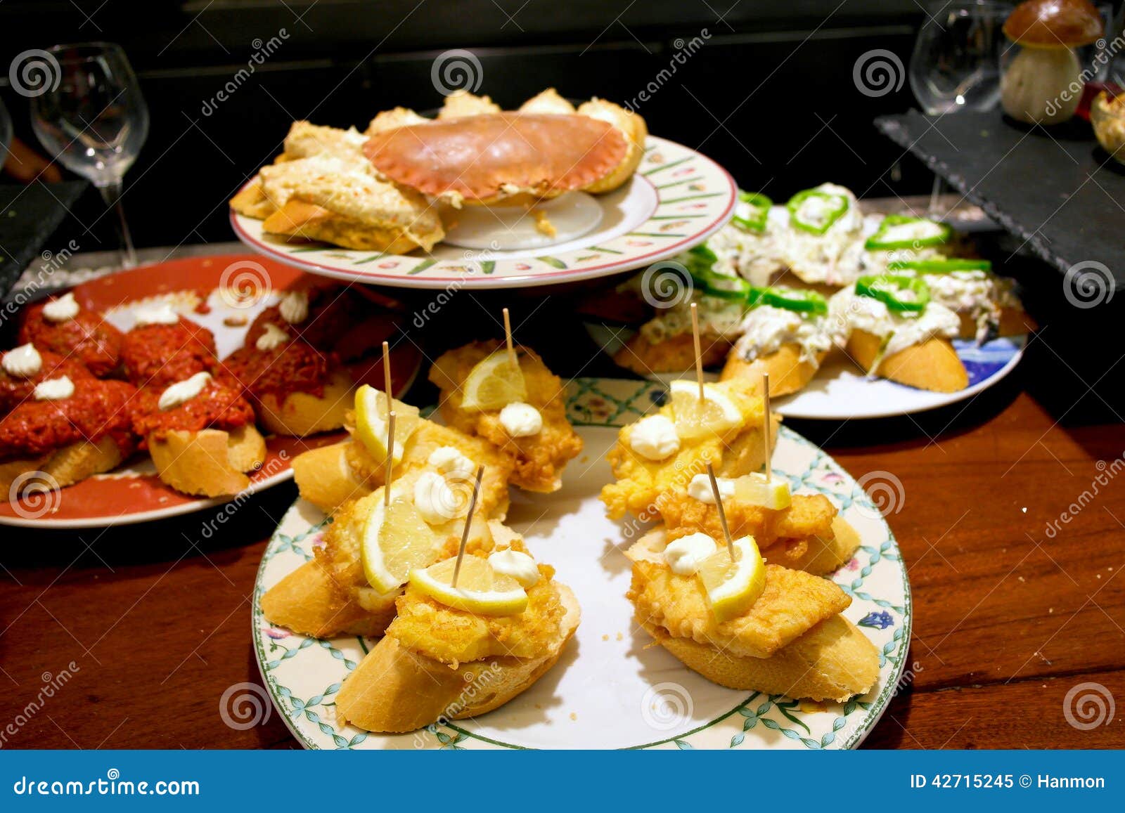 Baskische pintxos stockbild. Bild von platte, sandwich - 42715245