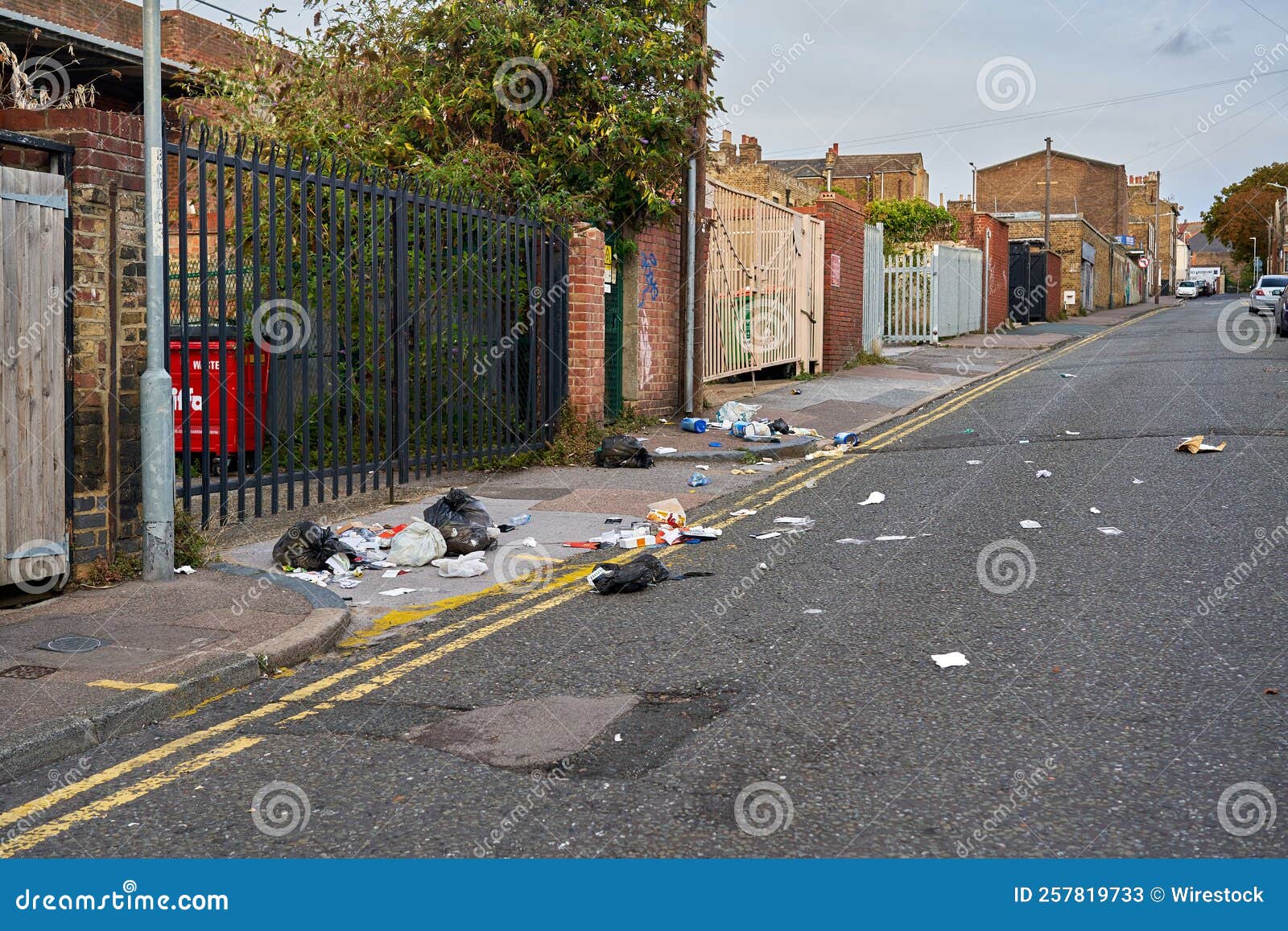 Basura Contaminada En Las Calles De Ramsgate Foto de archivo editorial ...