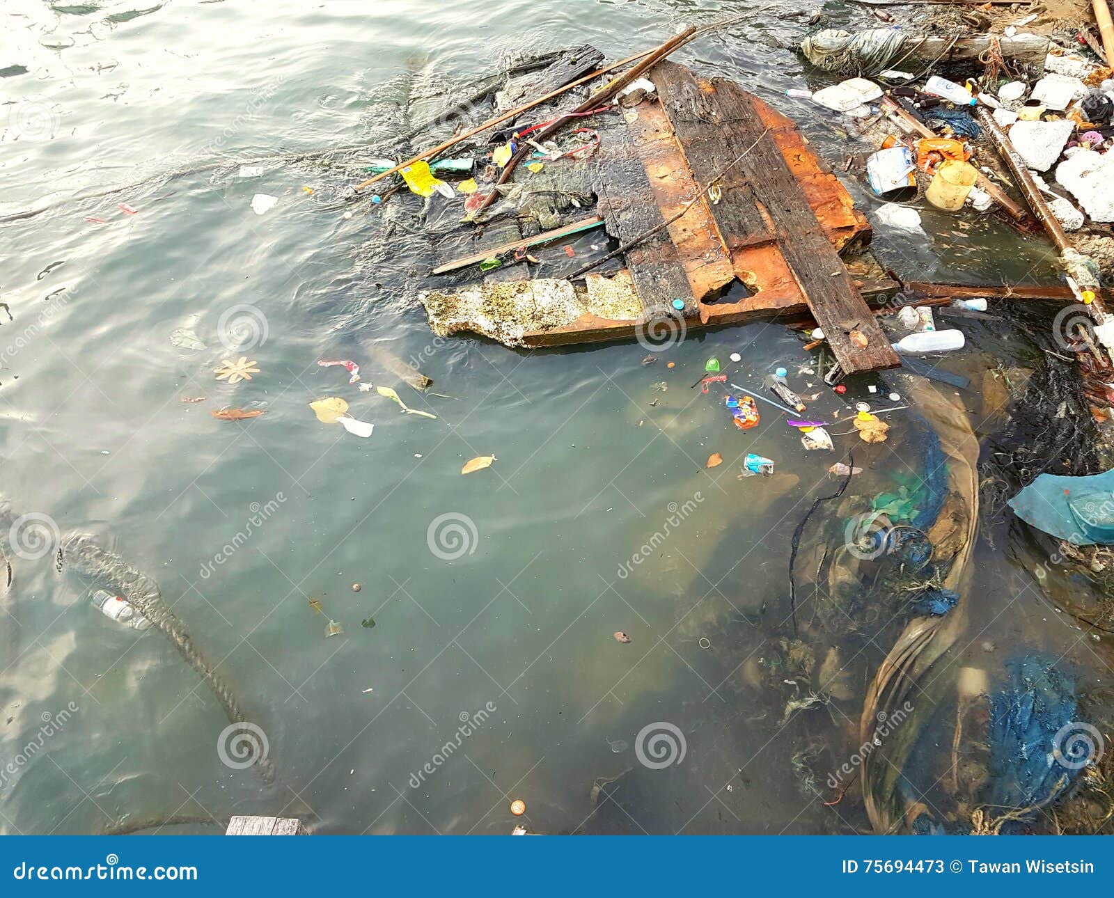 Basura en el lago imagen de archivo. Imagen de tailandia - 75694473
