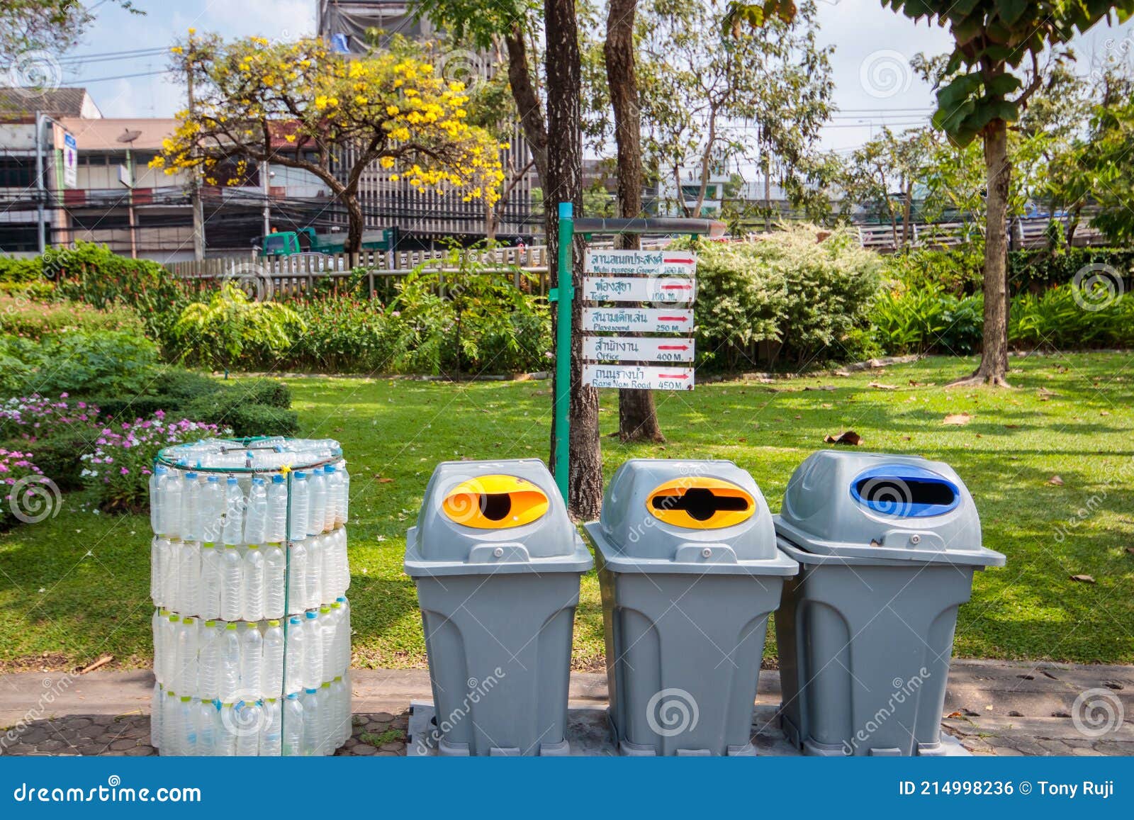 Basura En El Parque De Bangkok Foto de archivo - Imagen de parque ...
