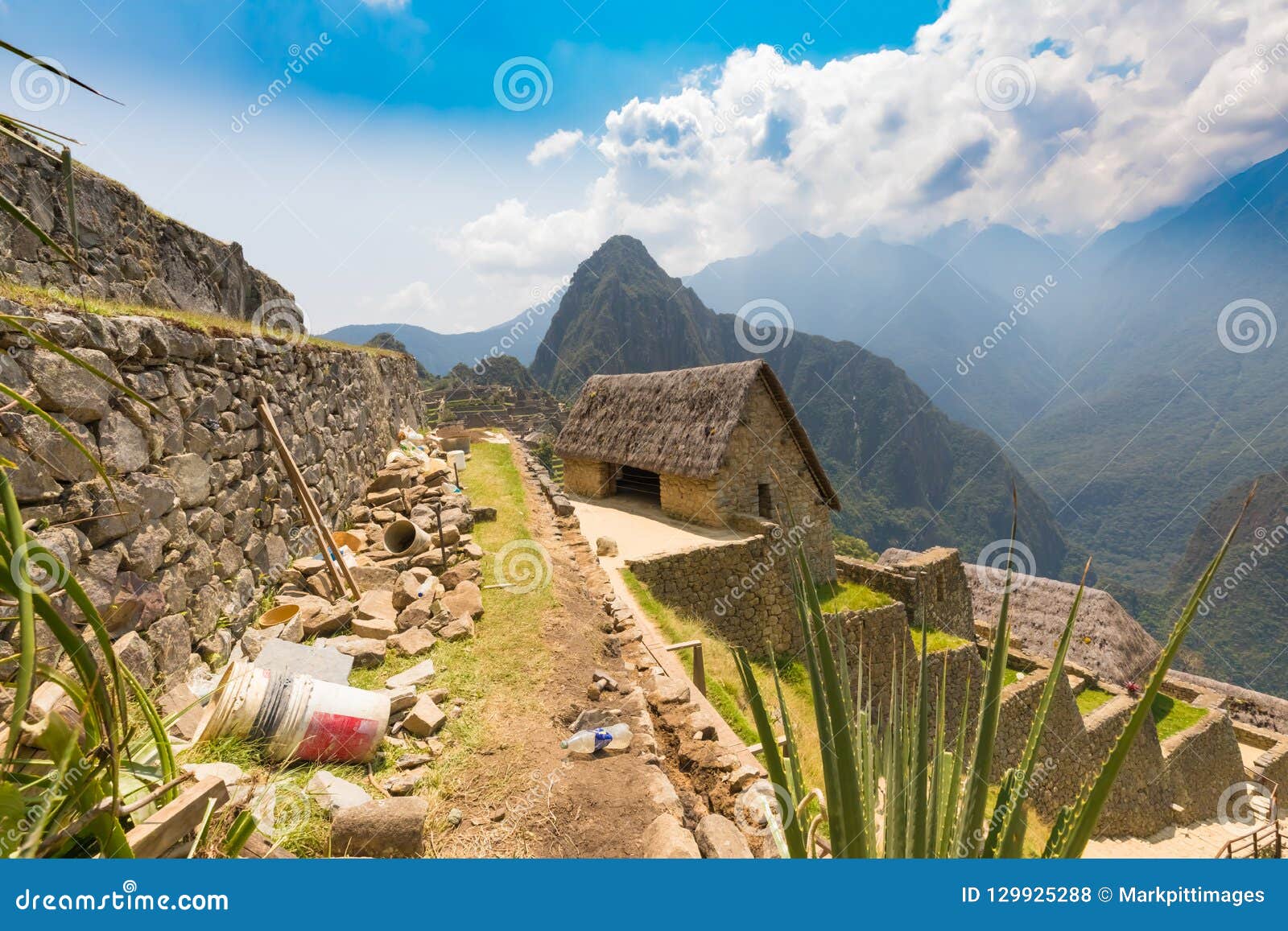 Basura En Machu Picchu Perú Foto de archivo editorial - Imagen de ...
