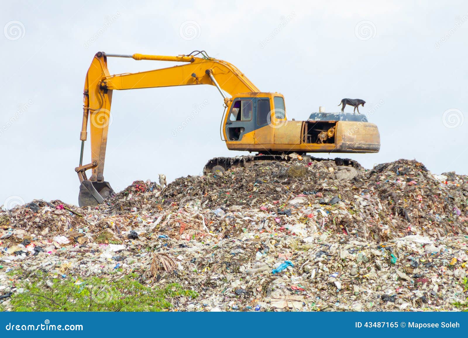 Basura Que Saca Con Pala De La Grúa Imagen de archivo - Imagen de ...