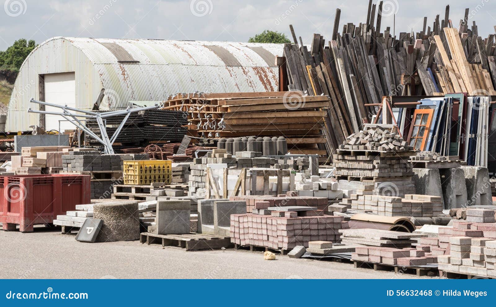 Basura Reutilizable De Casas Y De Edificios Viejos Foto de archivo ...