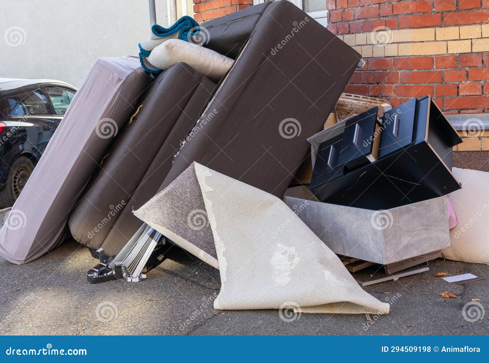 Basurero En La Calle Para Reciclaje Foto de archivo - Imagen de libro ...