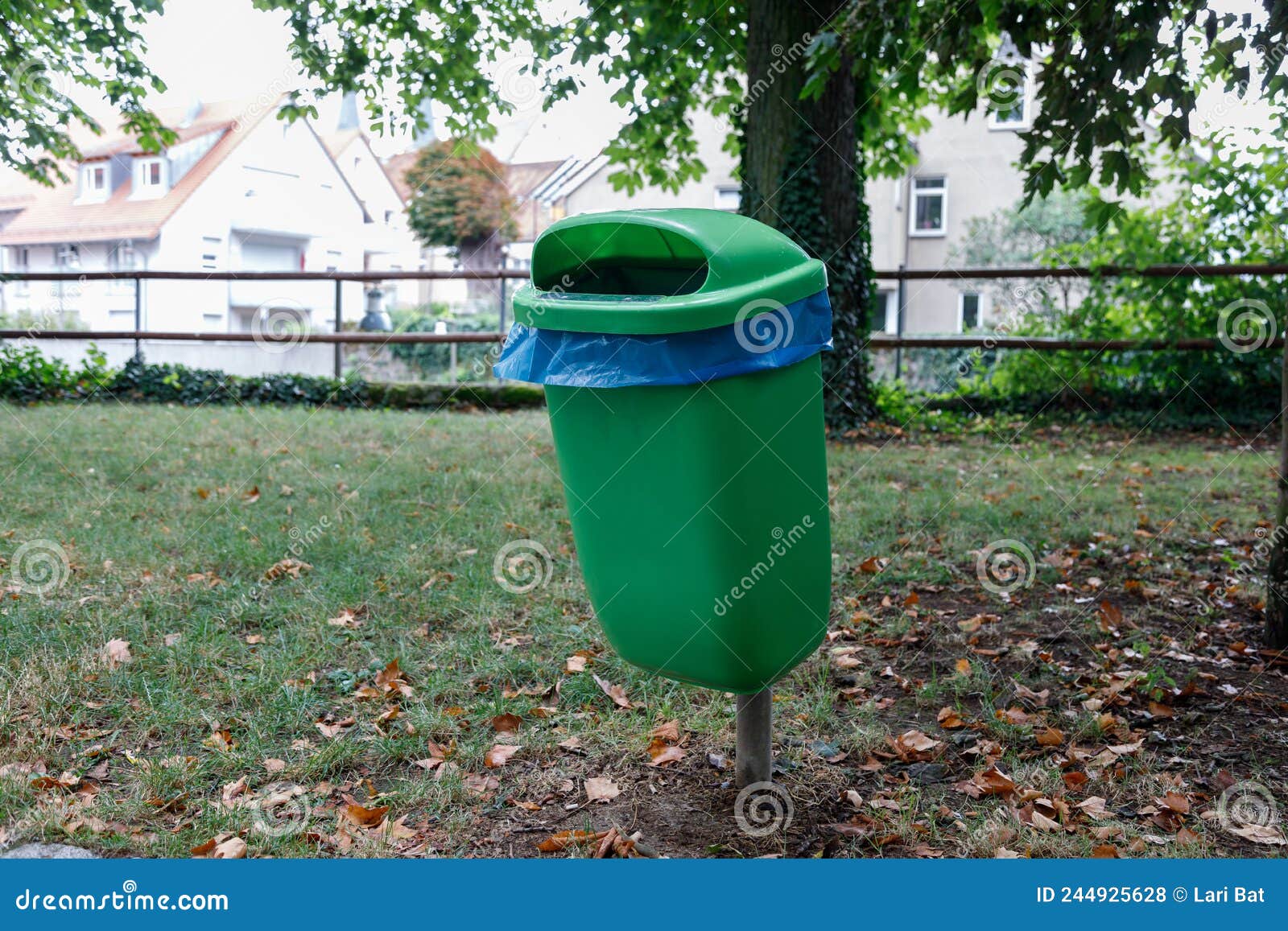 Basurero Verde En El Parque Foto de archivo - Imagen de desperdicios ...