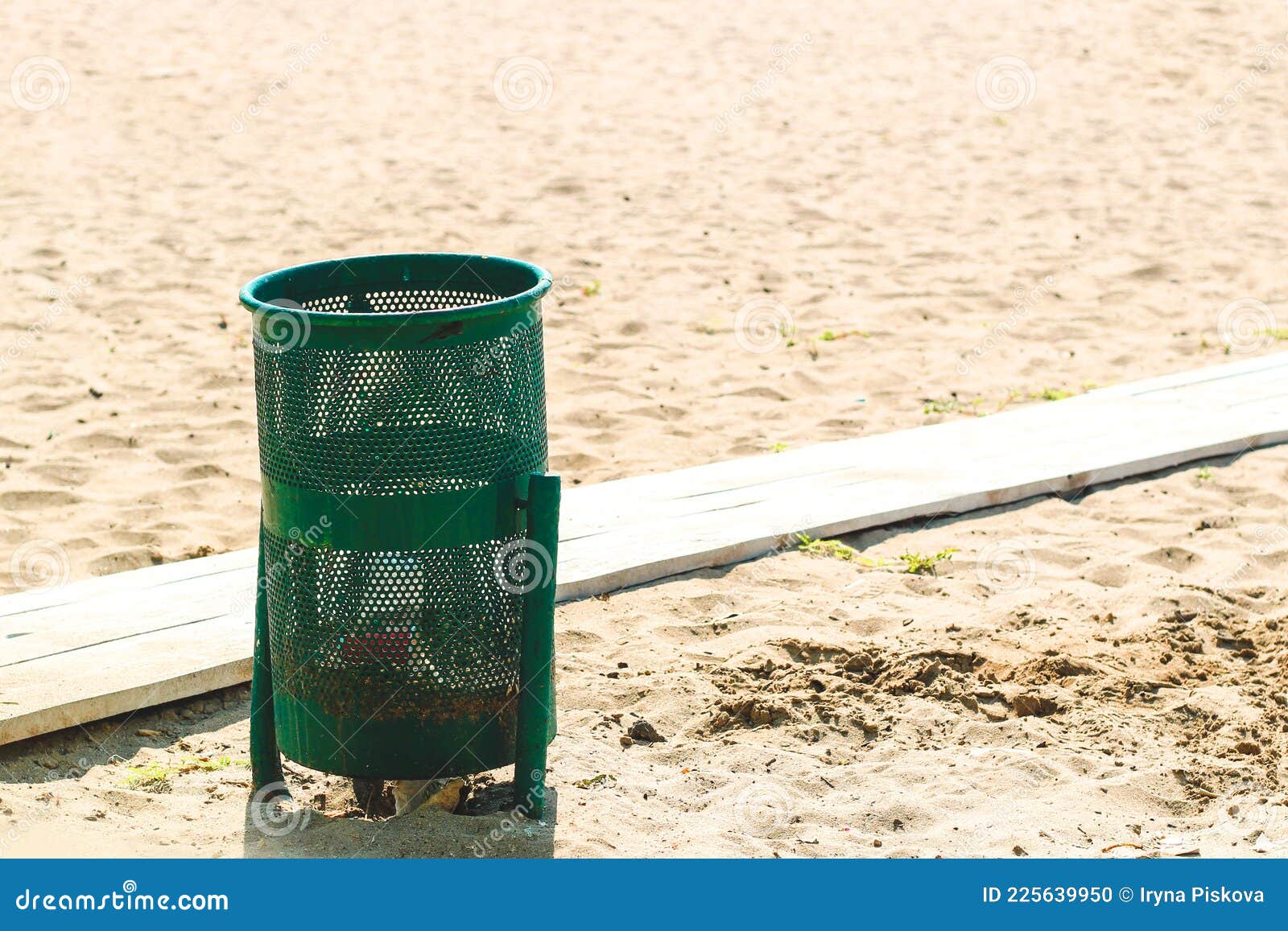 Basurero Verde En La Playa. Foto de archivo - Imagen de vaciado, acera ...