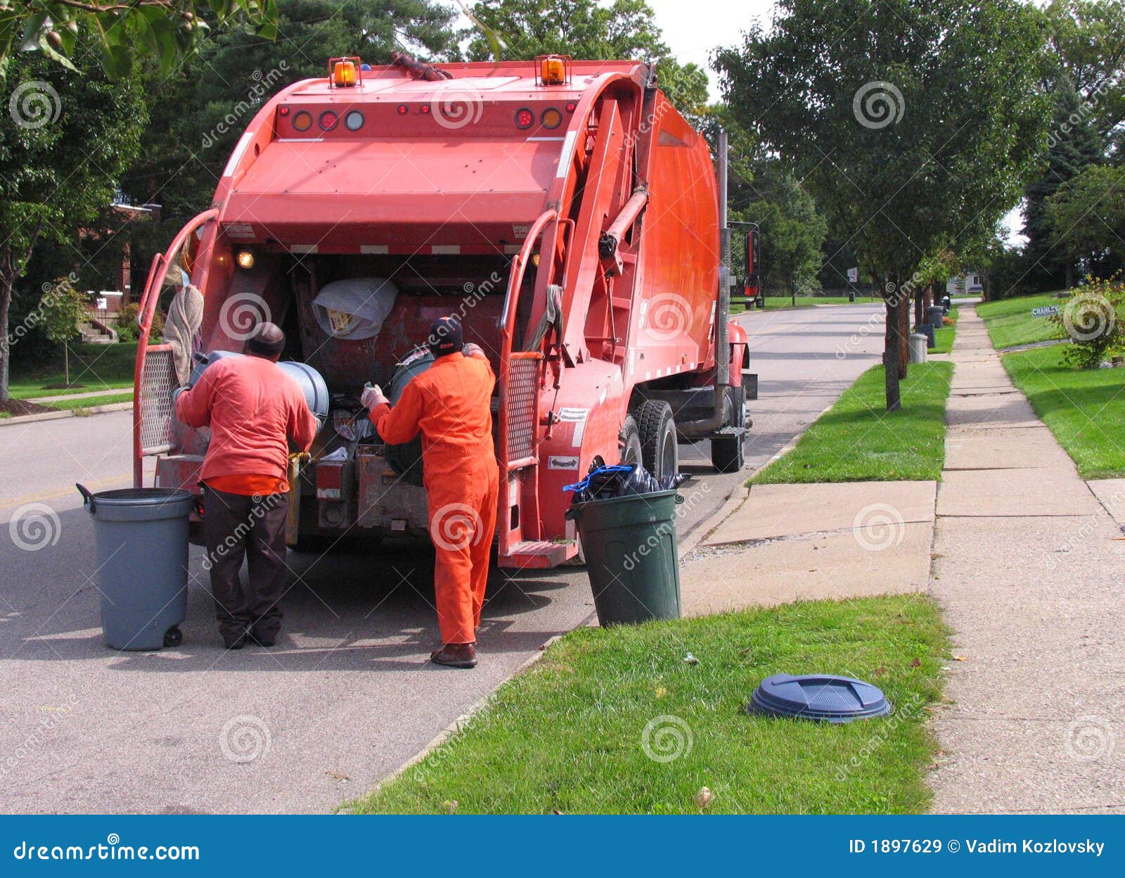 Basureros imagen de archivo. Imagen de scrapyard, filas - 1897629