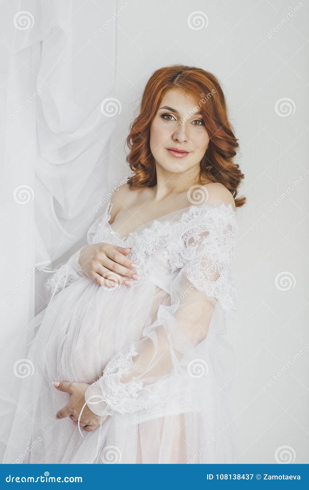 Bata Para Mujer Transparente En El Modelo 6847 Imagen de archivo ...