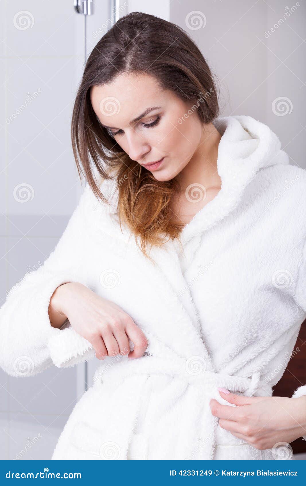 Bata que lleva de la mujer imagen de archivo. Imagen de belleza - 42331249