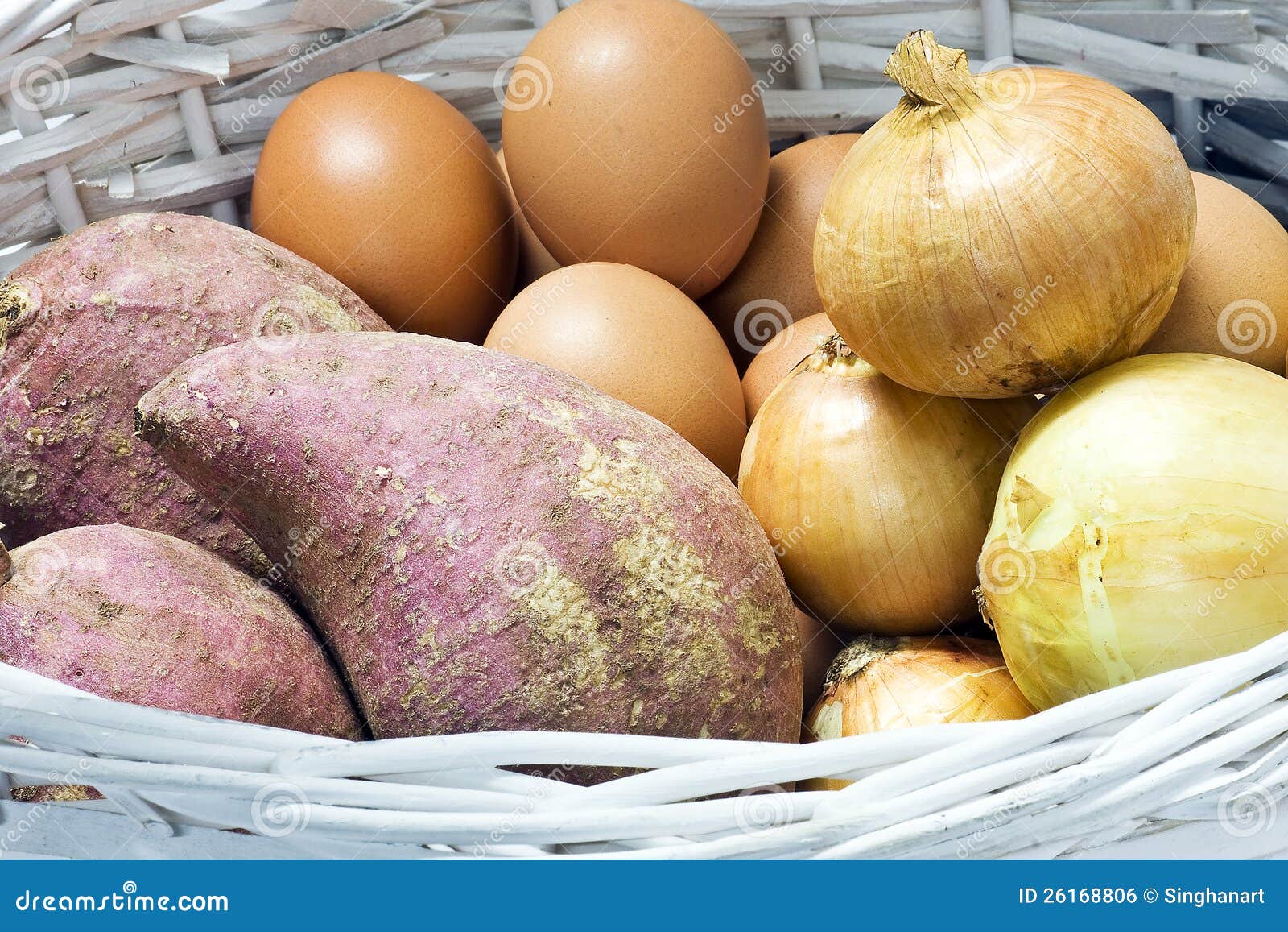 Bataat, Ui En Ei in De Witte Mand: S Stock Foto - Image of koken, zoet ...