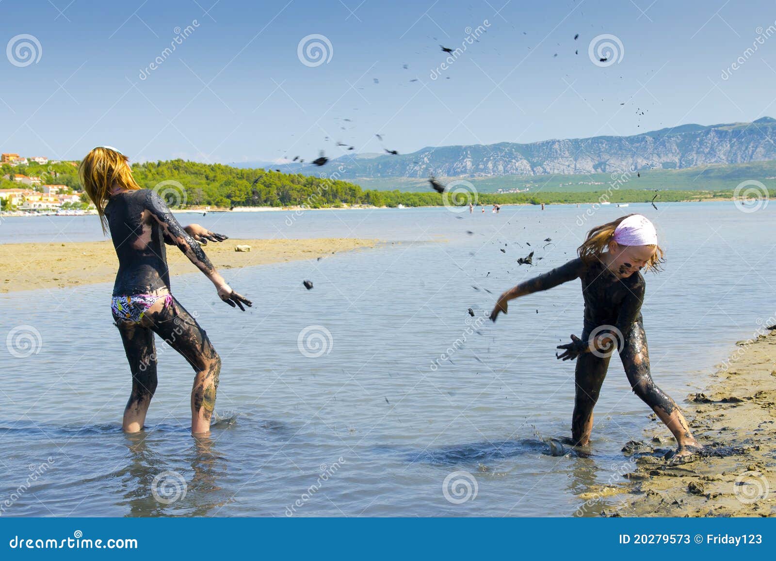 Des Filles Se Battent Dans La Boue Image stock - Image du ciel ...