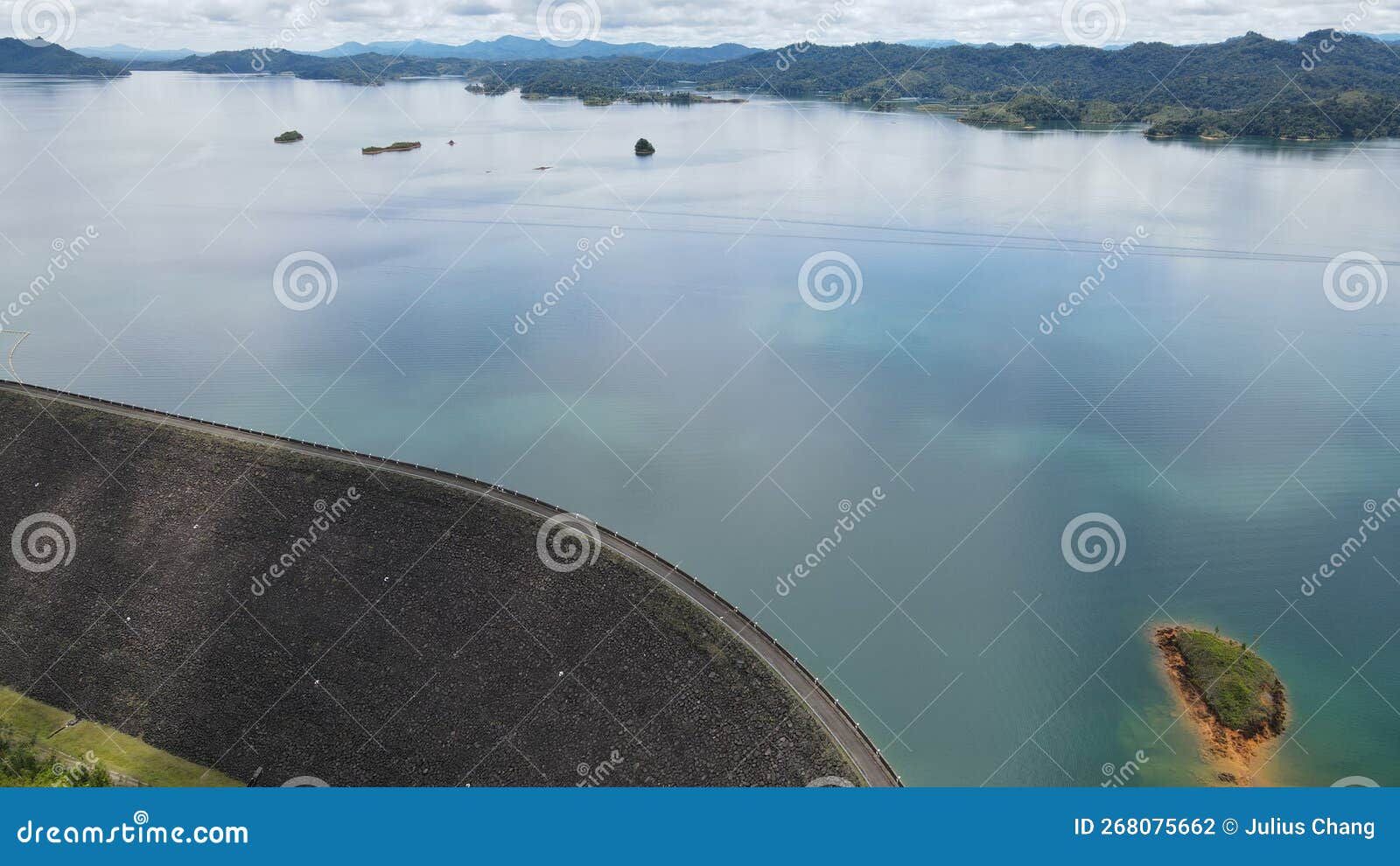 The Batang Ai Dam of Sarawak Stock Photo - Image of hydroelectric, hill ...