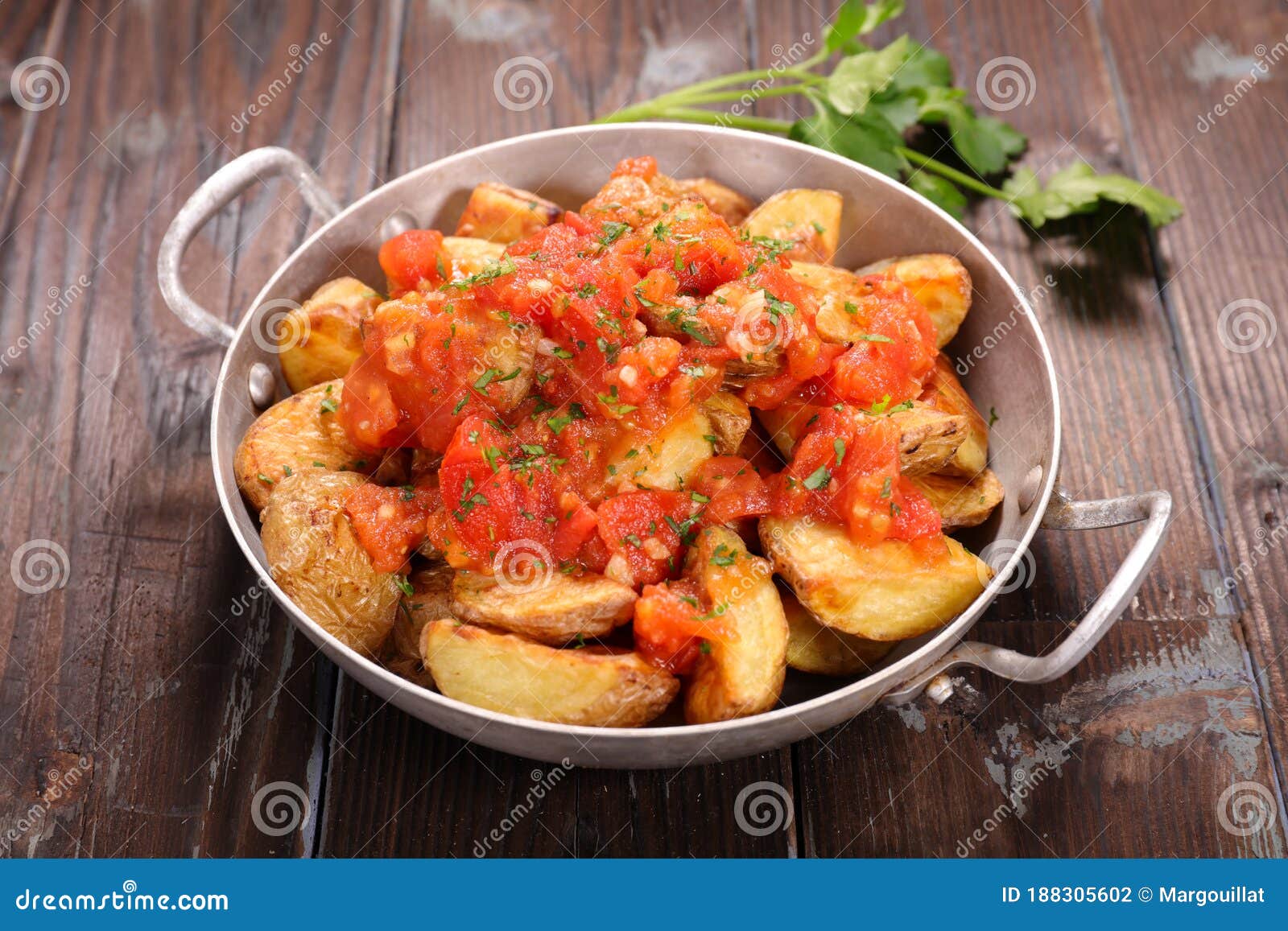 Batata Com Molho De Tomate Picante Spanish Tapas Foto de Stock - Imagem ...