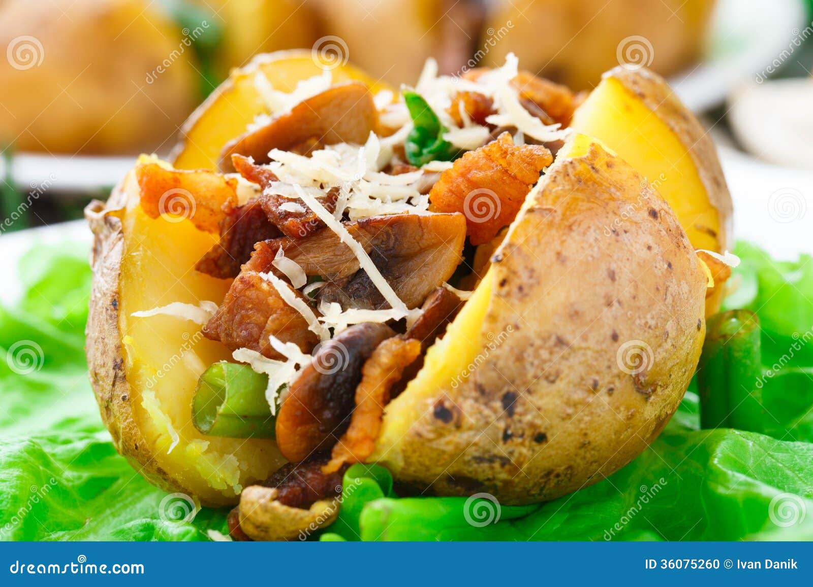 Batata Cozida Com Bacon E Cogumelos Foto de Stock - Imagem de bacon ...