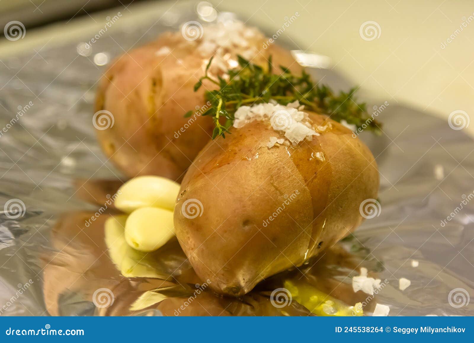 Batata Cozida Com Manteiga E Nata Azeda Foto de Stock - Imagem de ...