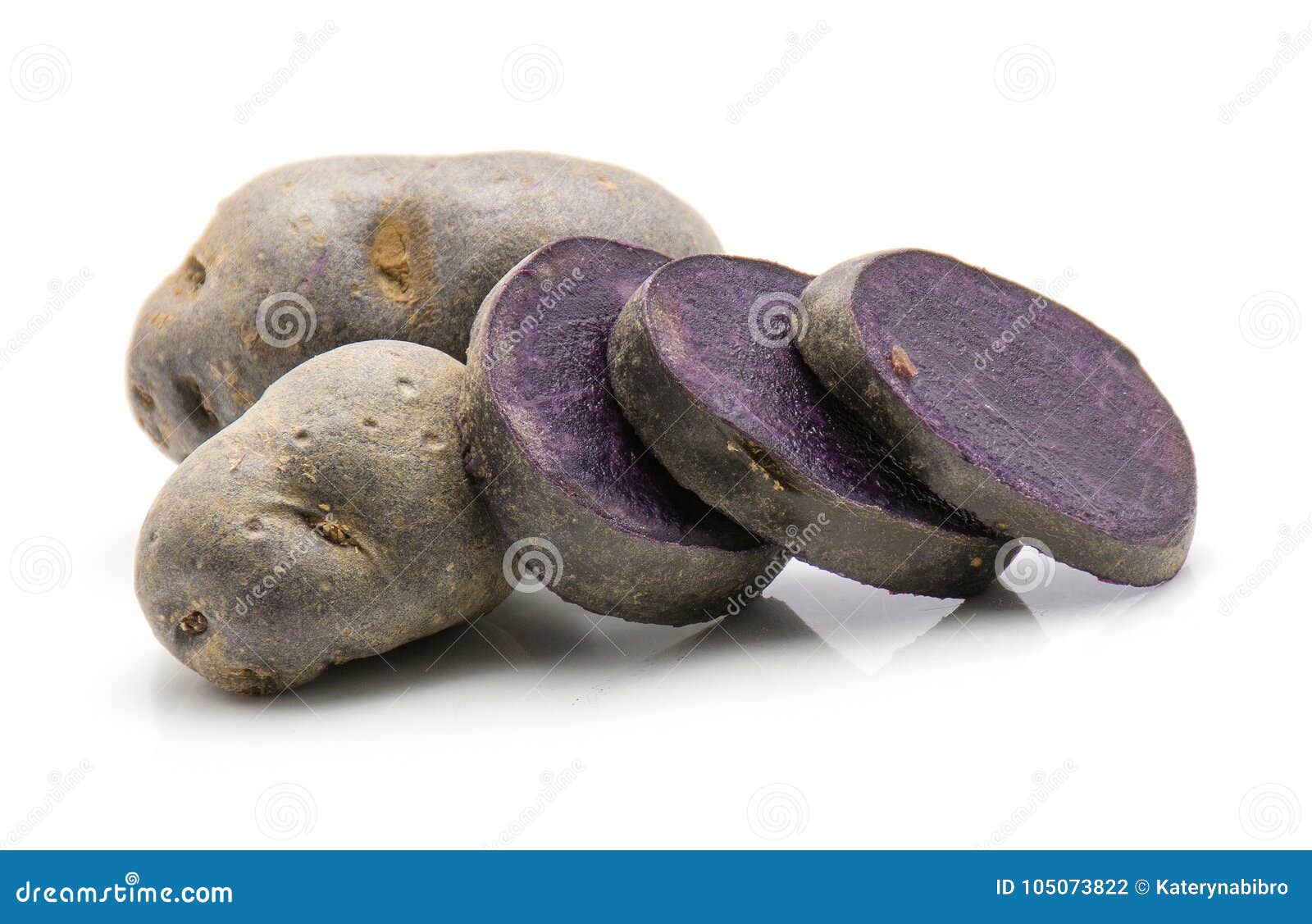 Batata De Vitelotte Isolada Foto de Stock - Imagem de violeta, fundo ...