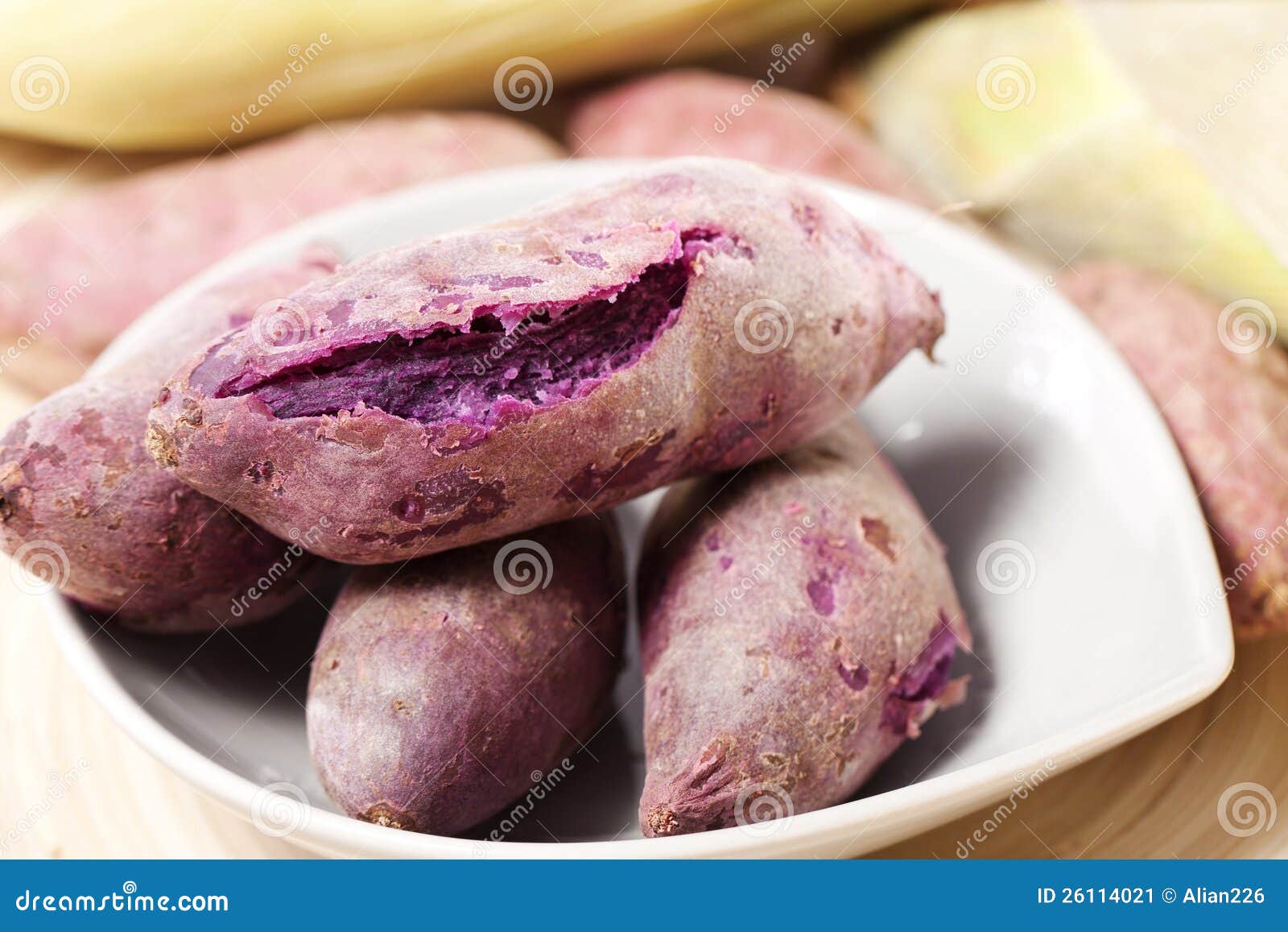 Batata doce roxa imagem de stock. Imagem de cozinheiro - 26114021