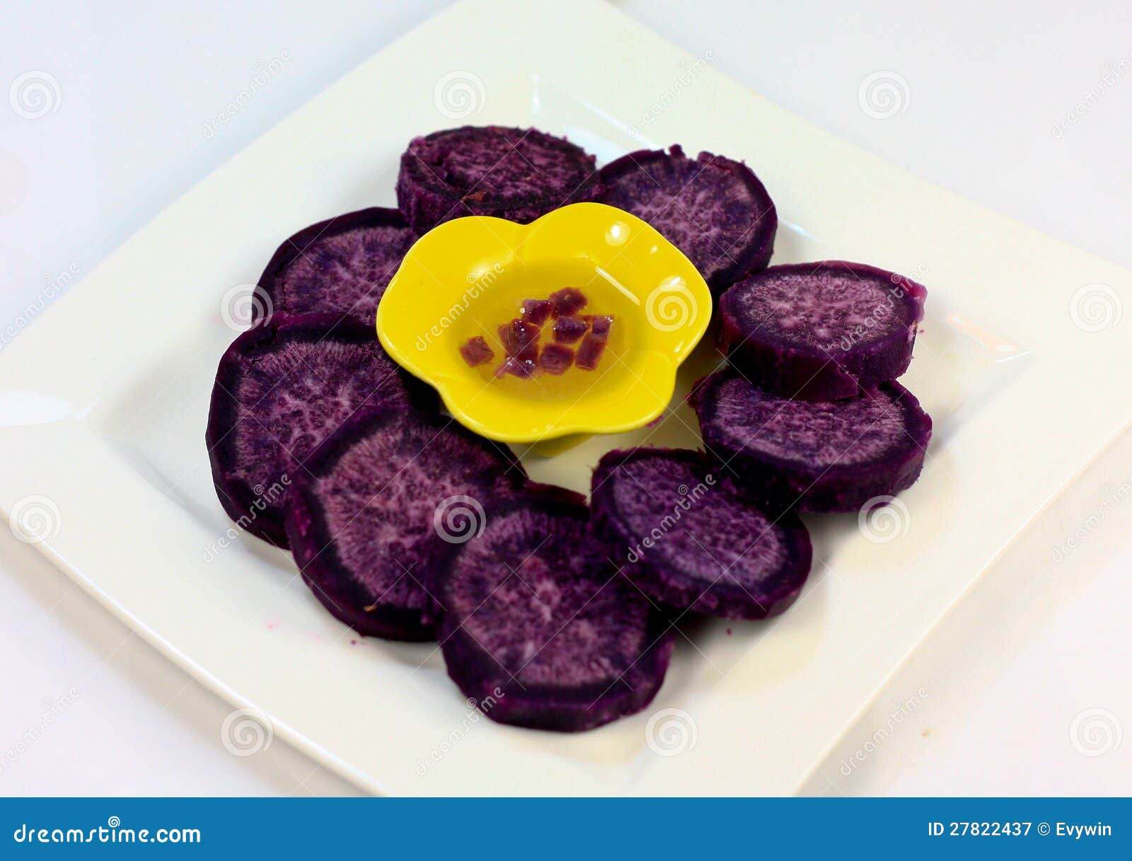 Batata doce roxa imagem de stock. Imagem de branco, ingrediente - 27822437