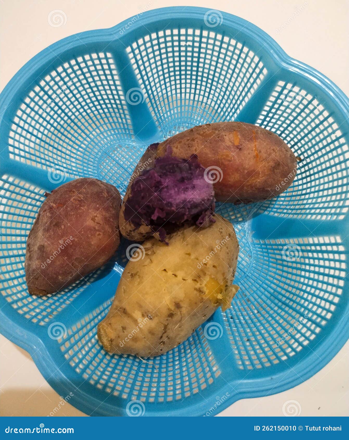 Batata Hervida Con 3 Colores Diferentes Sanos Y Rellenos Foto de ...