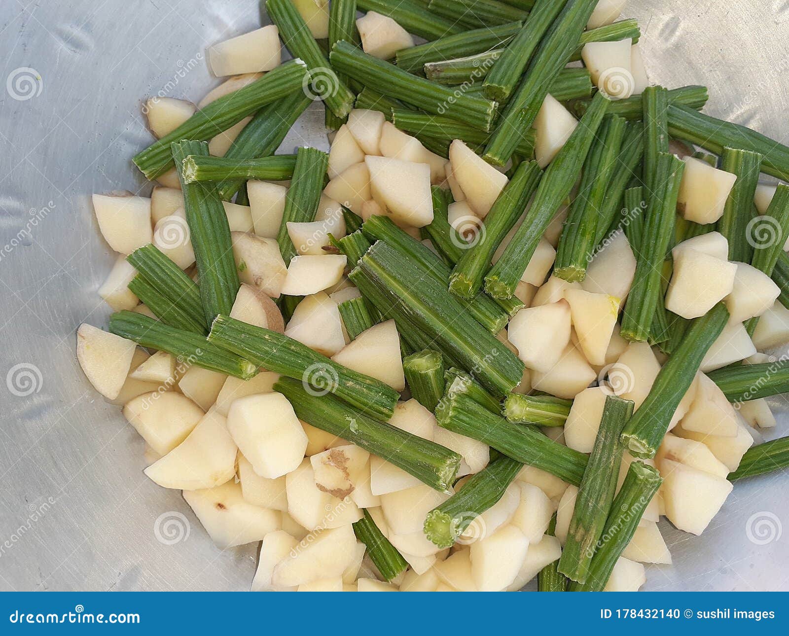 Batata Hervida Y Dulce Junto Con Baquetas Foto de archivo - Imagen de ...