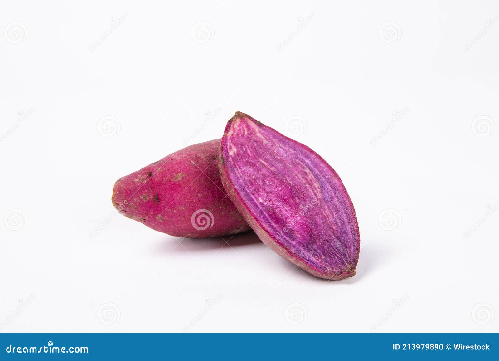 Batata Morada Fresca Aislada Sobre Fondo Blanco Foto de archivo ...