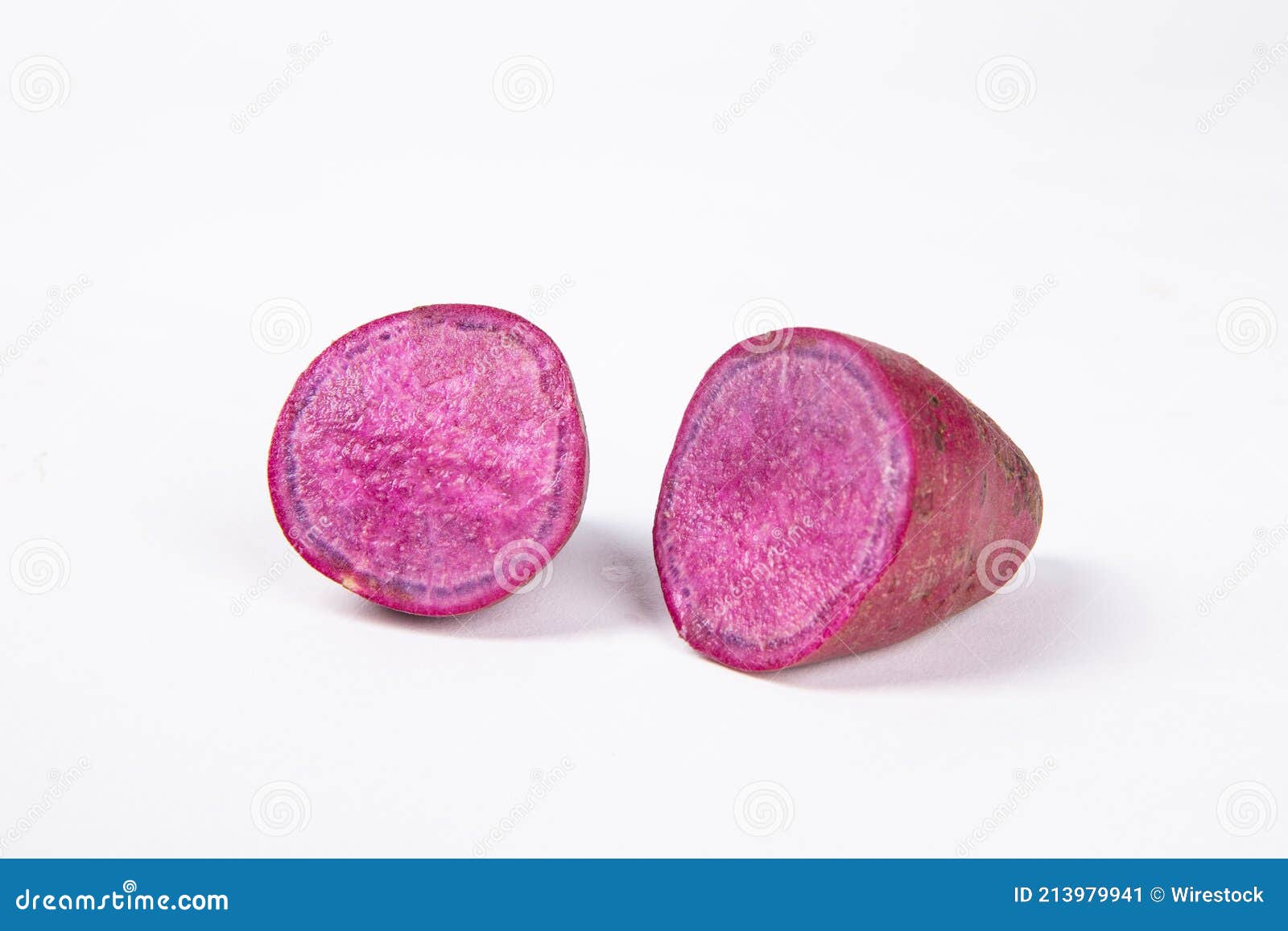 Batata Morada Fresca Aislada Sobre Fondo Blanco Imagen de archivo ...