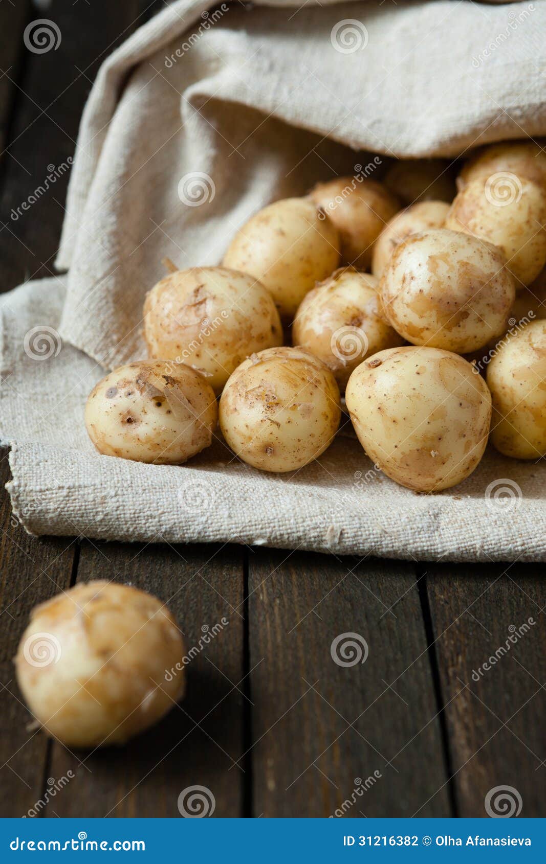 Batata Nova Unpeeled Fresca Em Um Saco Foto de Stock - Imagem de ...