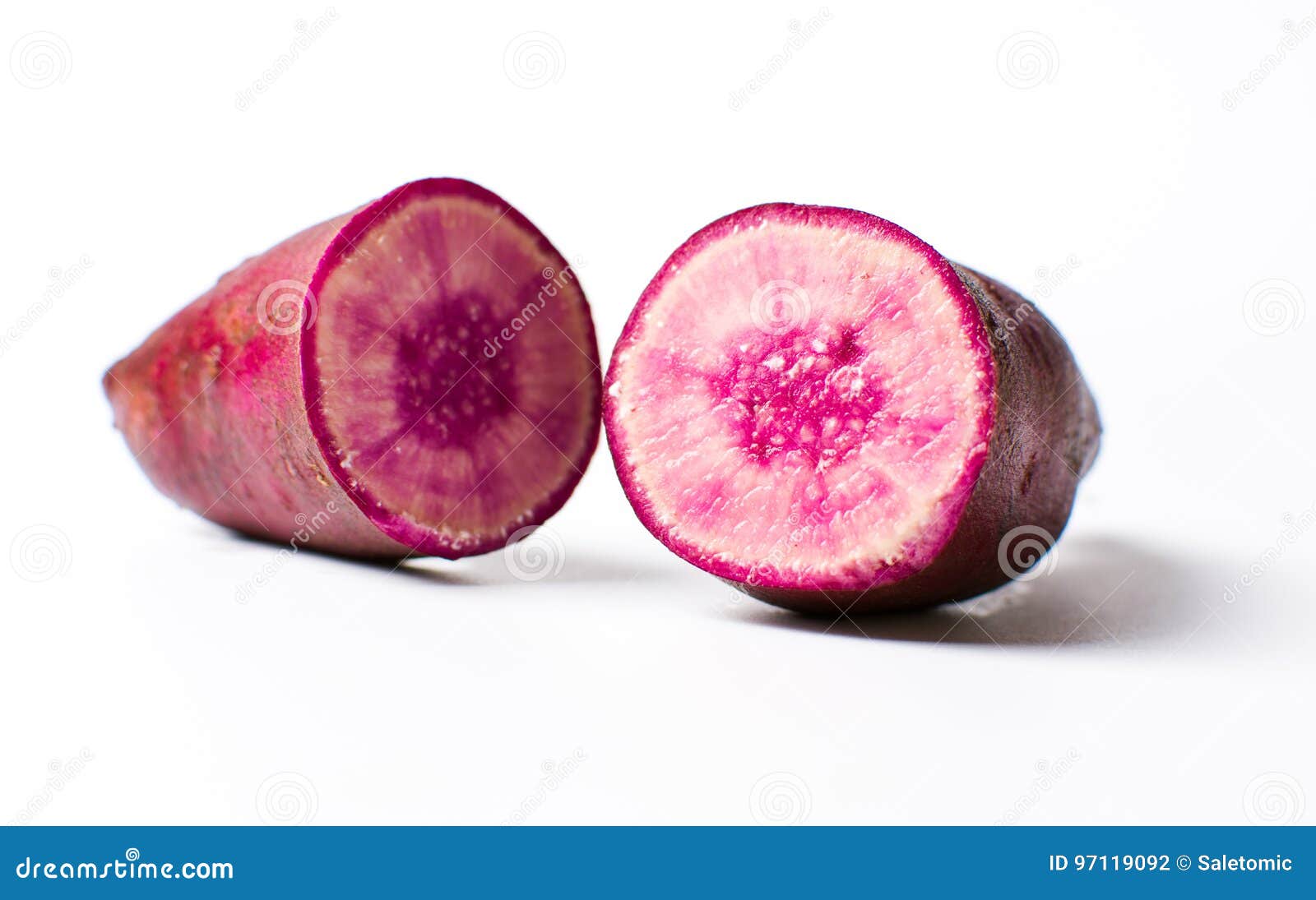 Batata Roxa Crua Isolada No Branco Foto de Stock - Imagem de pilha ...