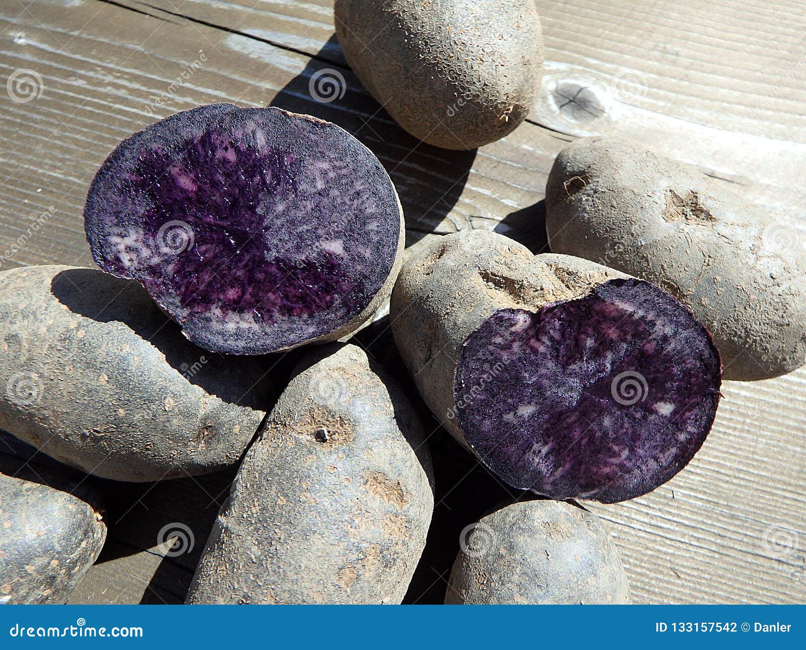 Batatas Roxas Em Uma Tabela De Madeira Foto de Stock - Imagem de meio ...