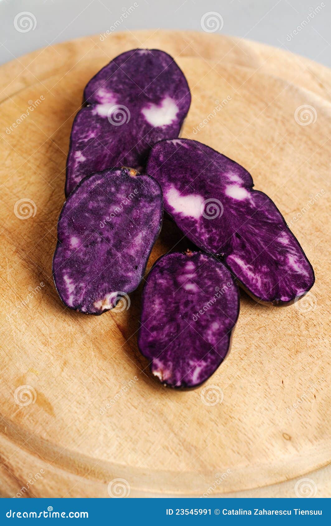 Batatas violetas imagem de stock. Imagem de madeira, prancha - 23545991
