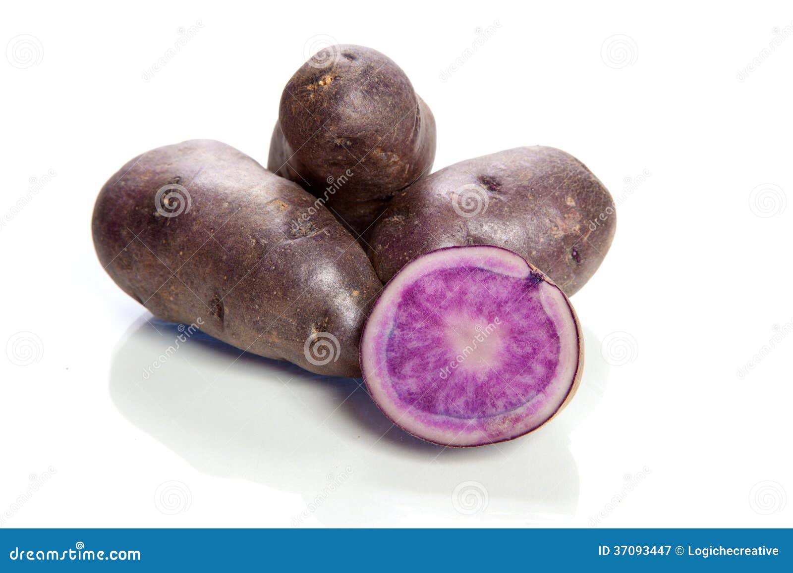 Batatas Violetas Isoladas No Fundo Branco - Vitelotte Imagem de Stock ...
