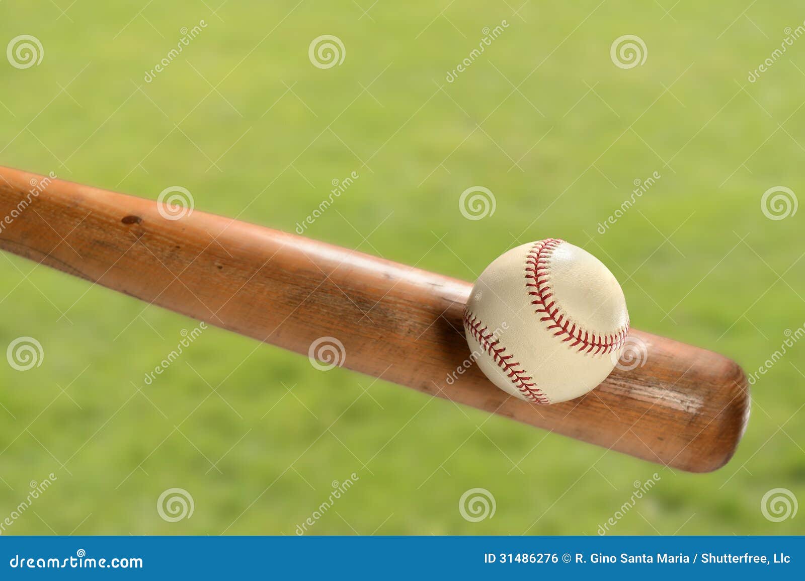 Bate De Béisbol Que Golpea La Bola Foto de archivo - Imagen de verde ...