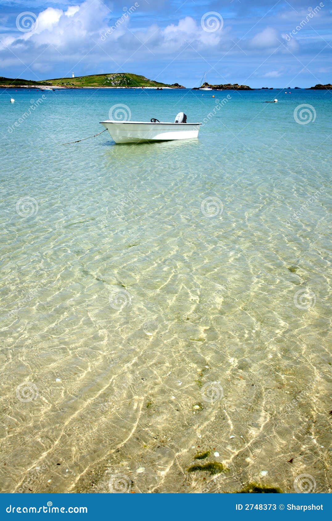Bateau Blanc Sur La Mer Claire. Image stock - Image du ressource, bleu ...