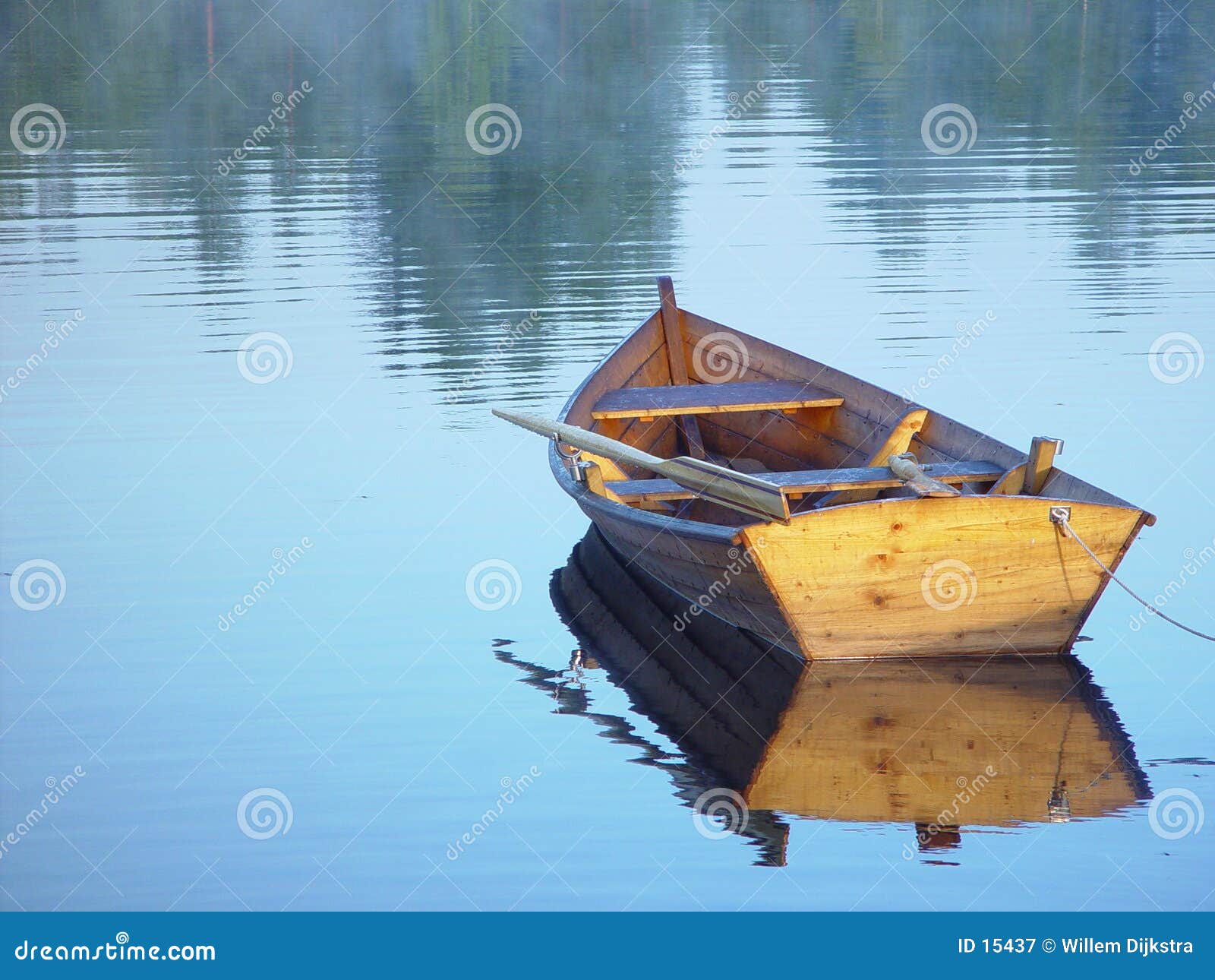 Bateau d'aviron image stock. Image du ligne, bleu, tranquille - 15437