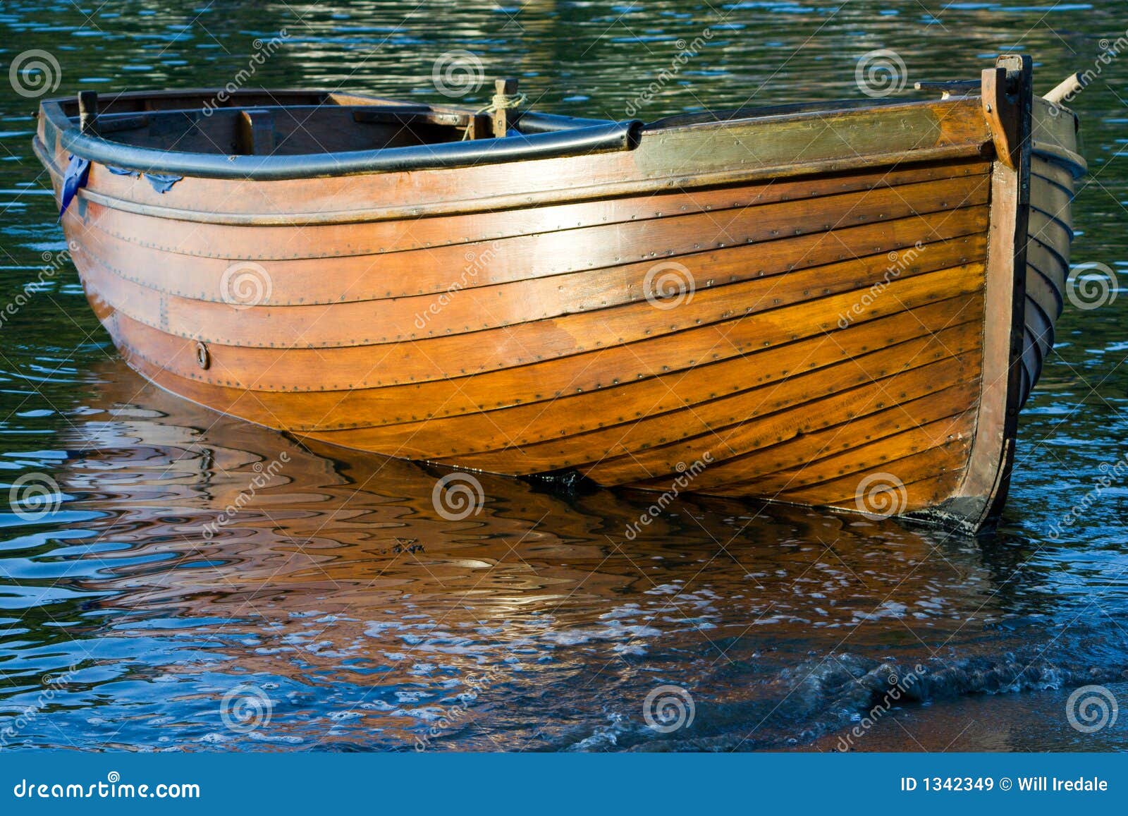 Bateau d'aviron en bois image stock. Image du ramer, port - 1342349