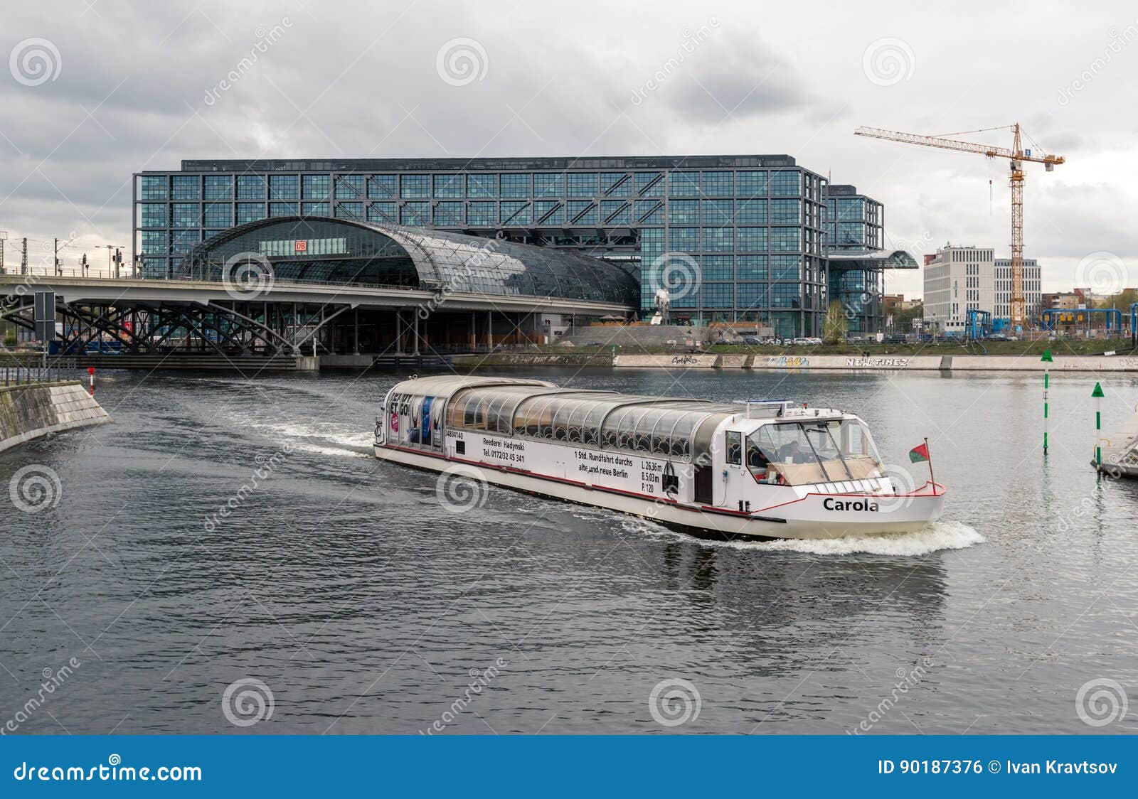 Bateau d'excursion photo éditorial. Image du former, bateau - 90187376
