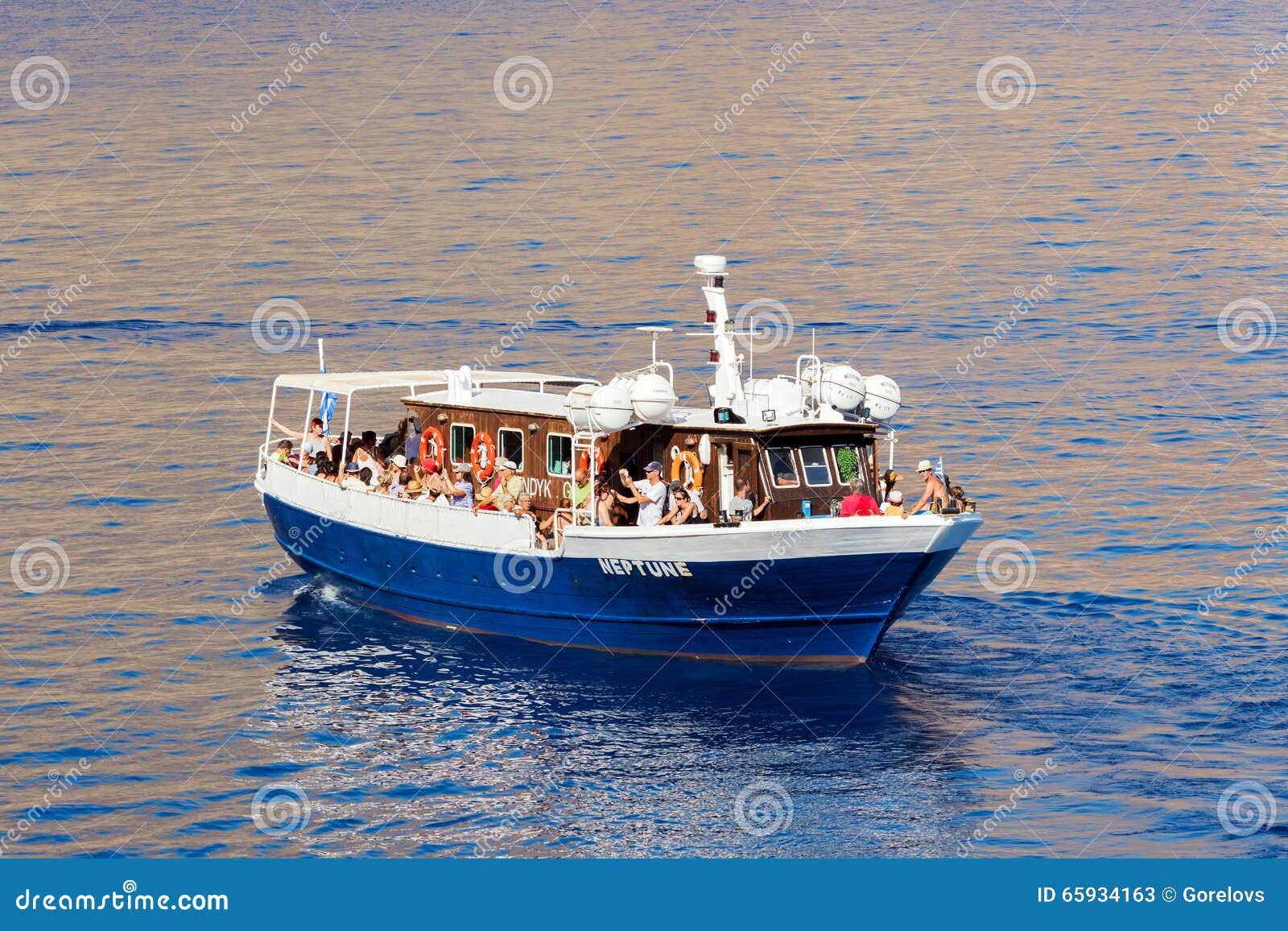 Bateau D'excursion Avec Des Touristes Photo stock éditorial - Image du ...