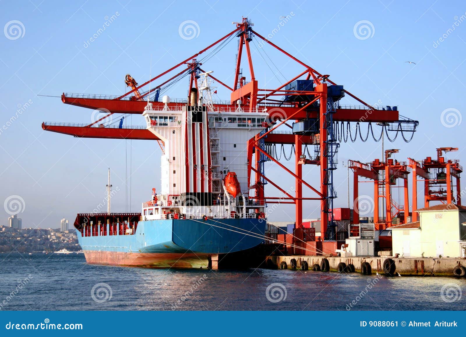 Bateau De Cargo Dans Le Doc. Image stock - Image du océan, cargaison ...