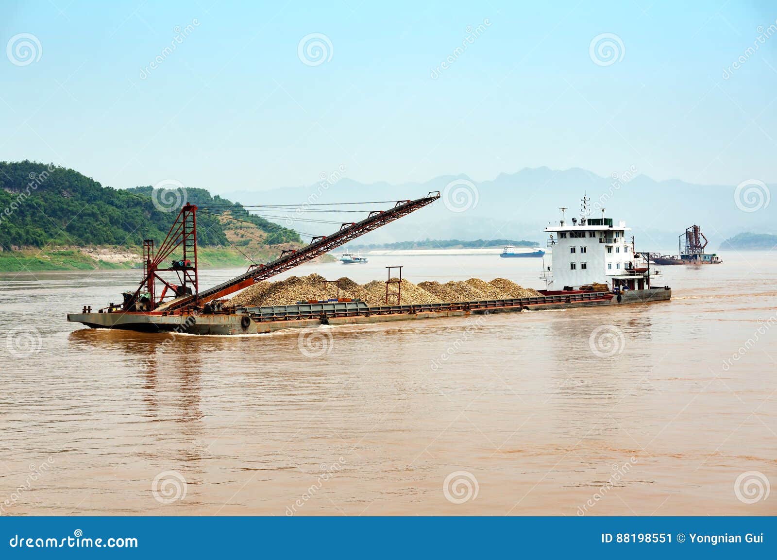 Bateau De Dragage Dans Le Fleuve Yangtze Image stock - Image of fleuve ...