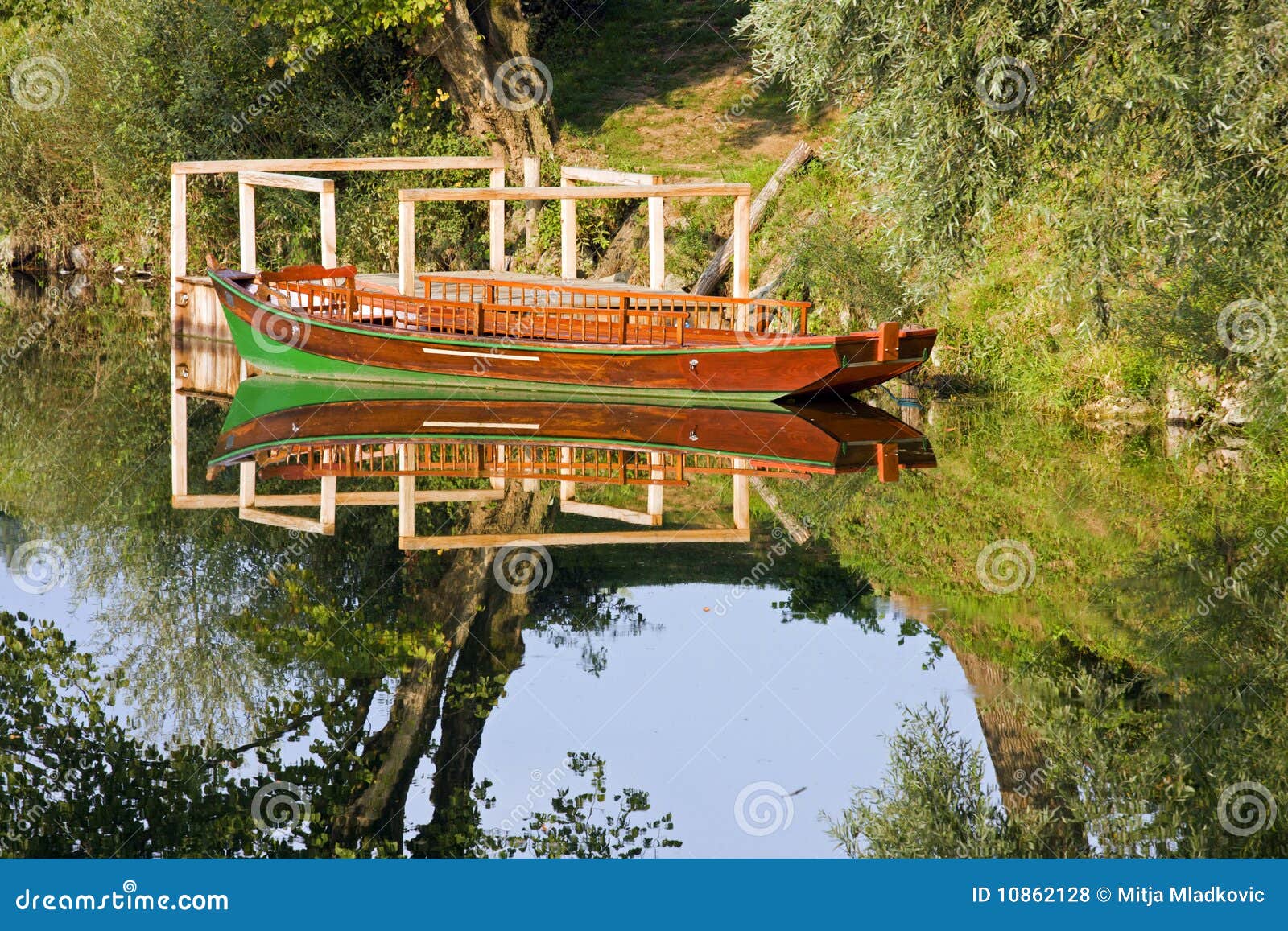 Bateau De Ligne Sur Le Fleuve Photo stock - Image du ligne, sunlight ...