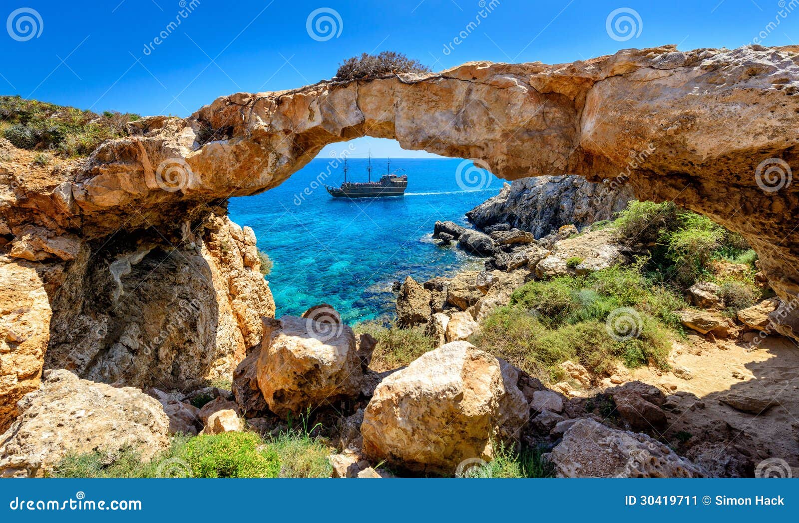 Bateau De Pirate Par La Voûte De Roche, Chypre Image stock - Image du ...