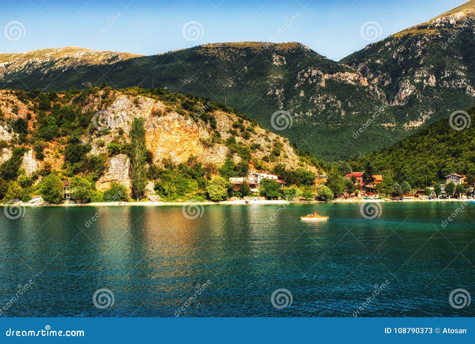 Bateau Faisant Un Cycle Sur Le Lac Ohrid Photo stock éditorial - Image ...