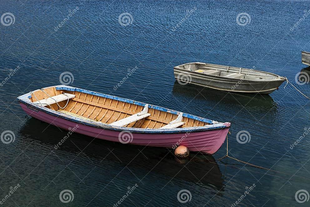 Bateau rose en mer image stock. Image du satisfaction - 48928003